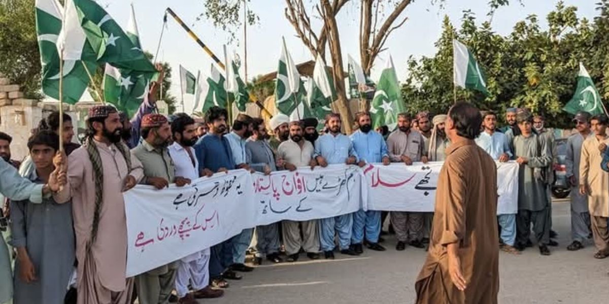 Bugti tribes pay tribute armed forces in Sui