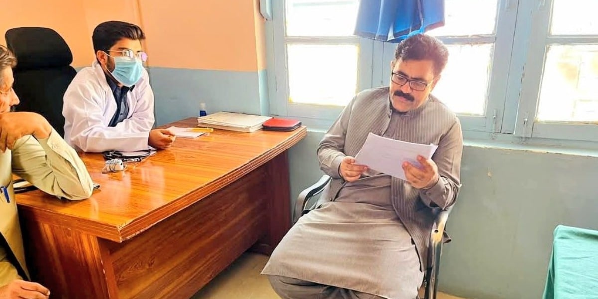 Health minister Bakht Kakar visits civil hospital Quetta